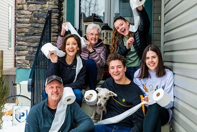 Say cheese! Families commemorate their isolation with ‘porchraits’ | MY ...